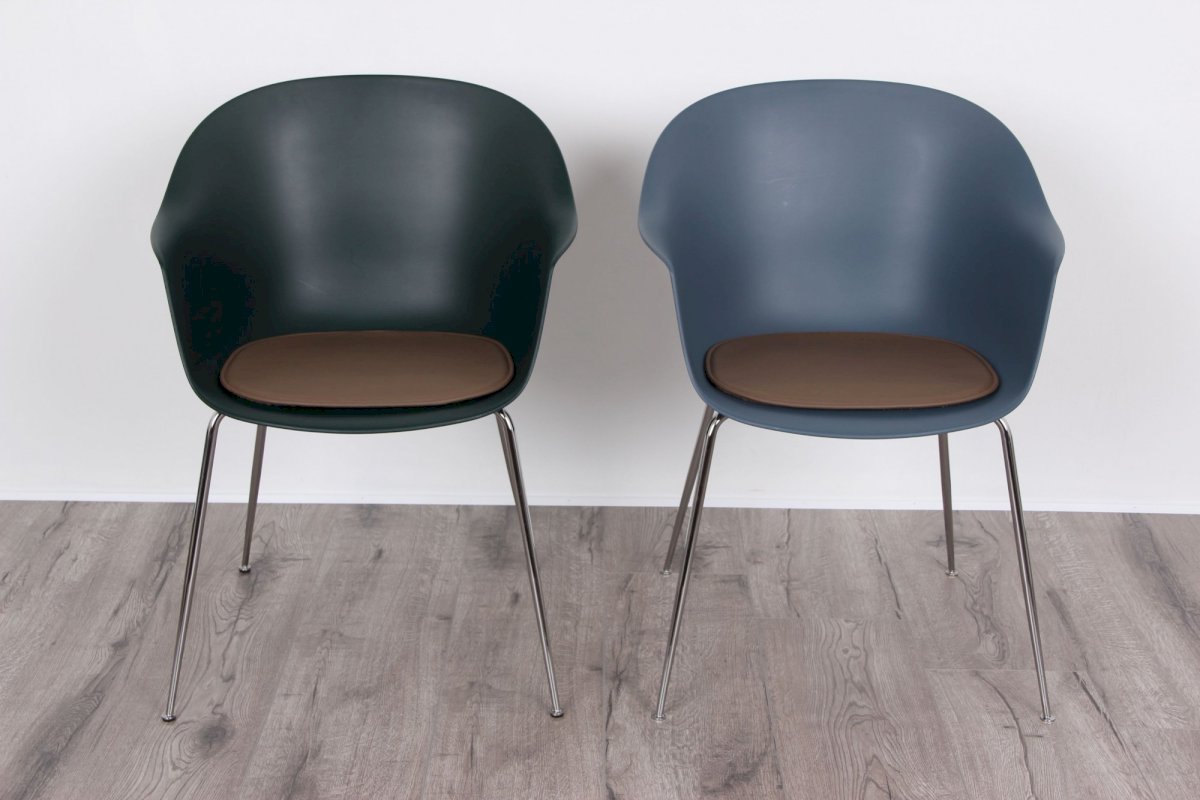 2 Gubi stole designet af Gam Fratesi med læderhynder